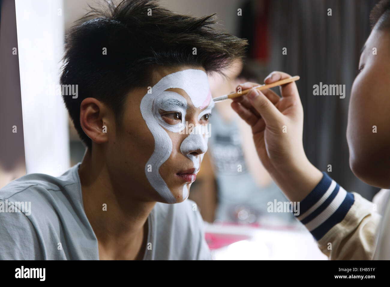 Makeup artist in Peking Opera actors make-up Stock Photo - Alamy