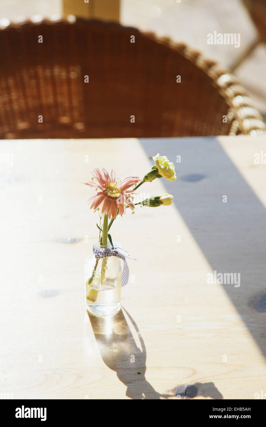 Flowers on a table Stock Photo - Alamy