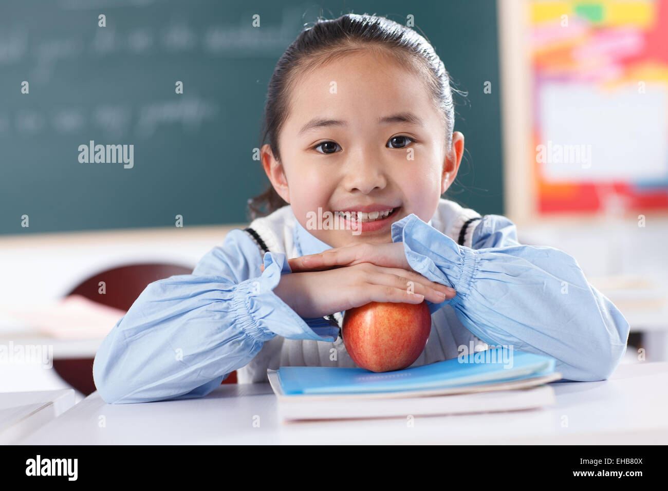Girls in classroom primary school hi-res stock photography and images ...
