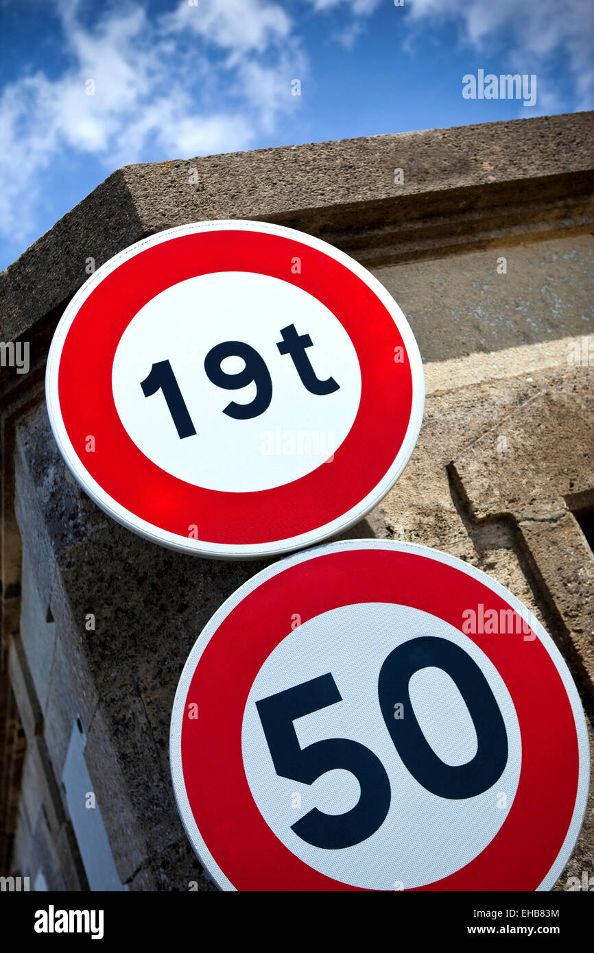 Two signs on wall hi-res stock photography and images - Alamy