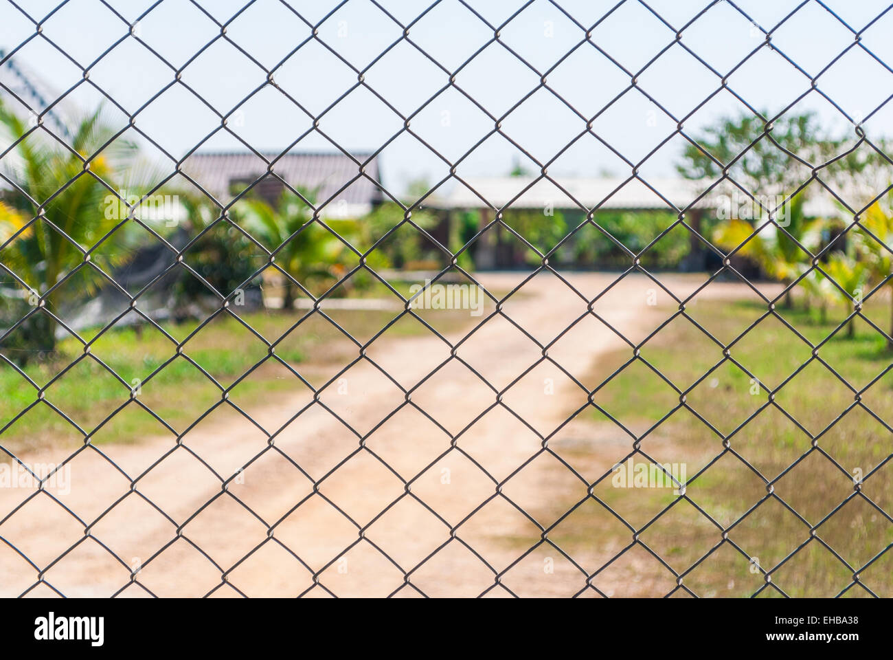 Wire fence background hi-res stock photography and images - Alamy