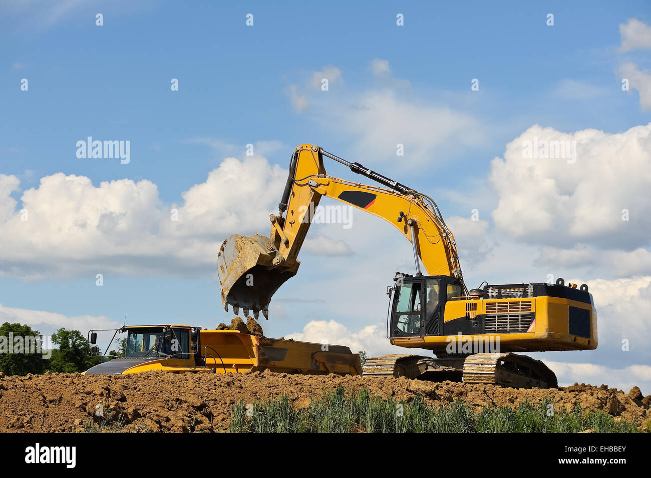 Excavator loads truck with Earth Stock Photo - Alamy