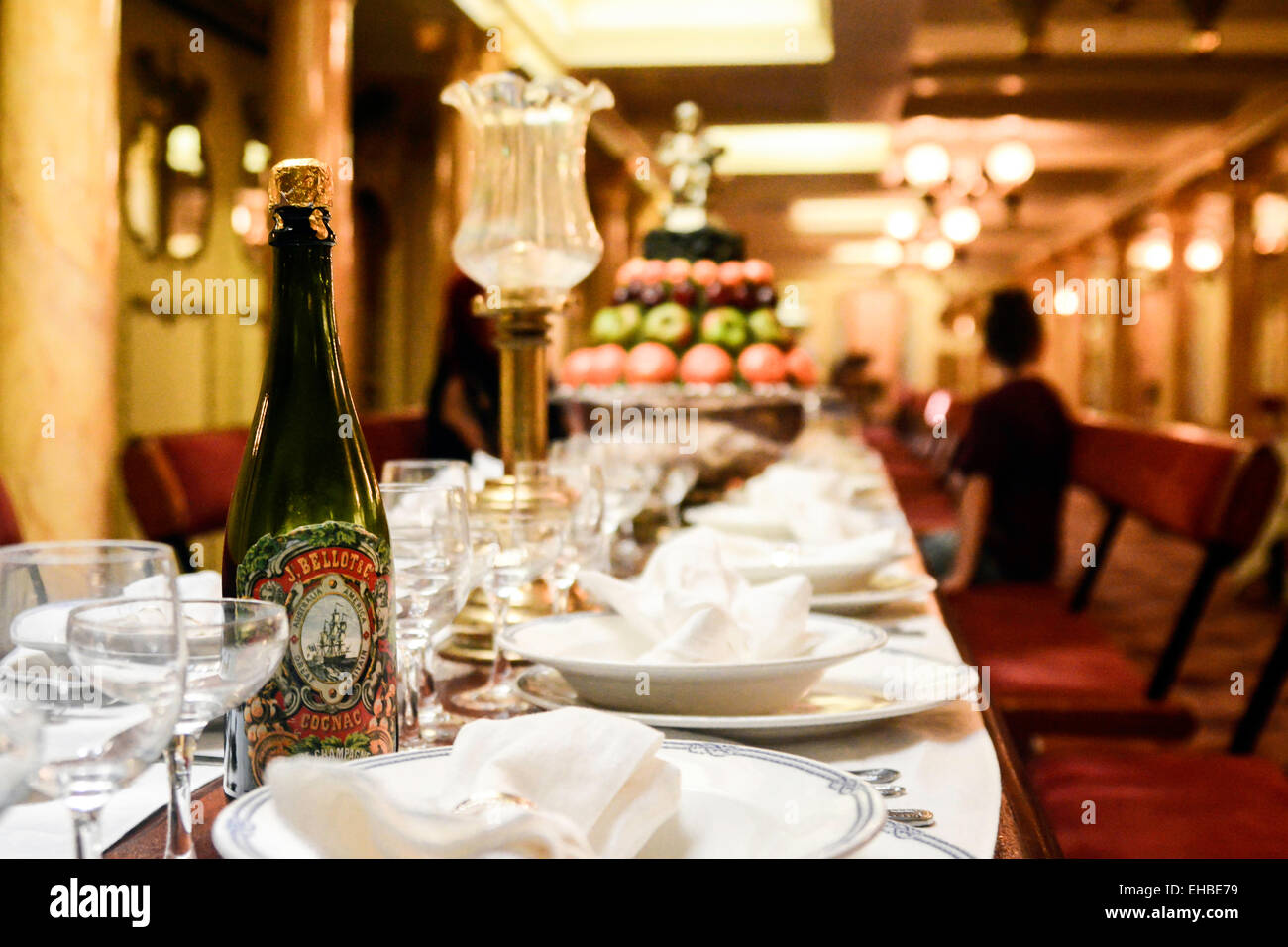 Victorian dinner table cutlery hi-res stock photography and images - Alamy