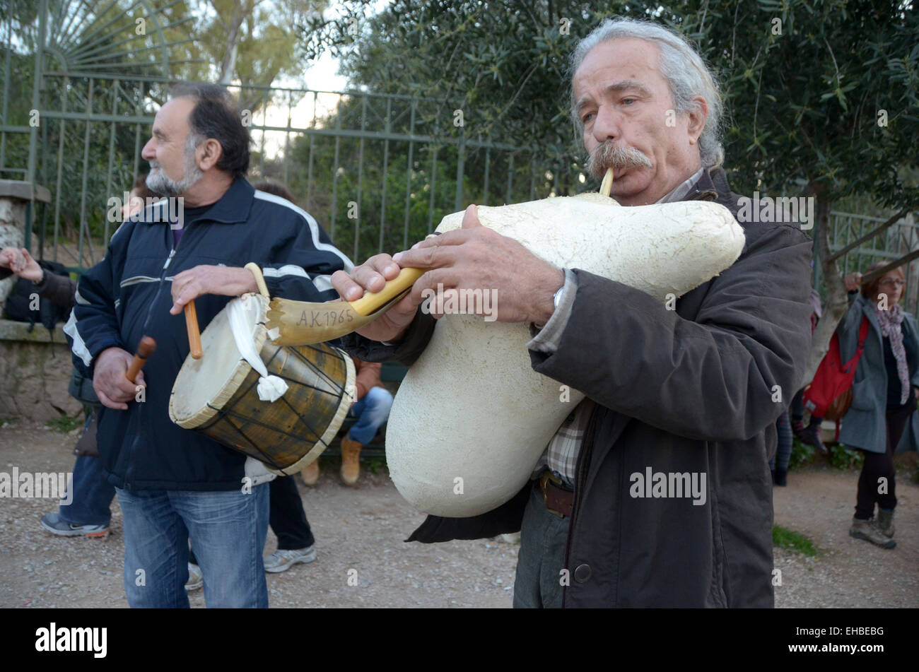 Traditional greek musician athens hi-res stock photography and images ...