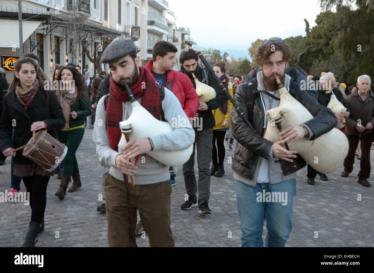 Traditional greek musician athens hi-res stock photography and images ...