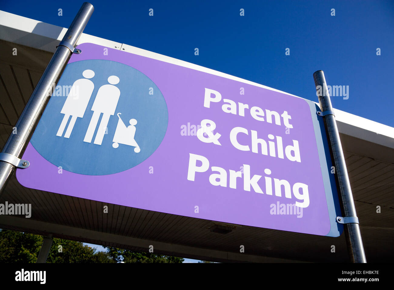 Supermarket parking sign hi-res stock photography and images - Alamy
