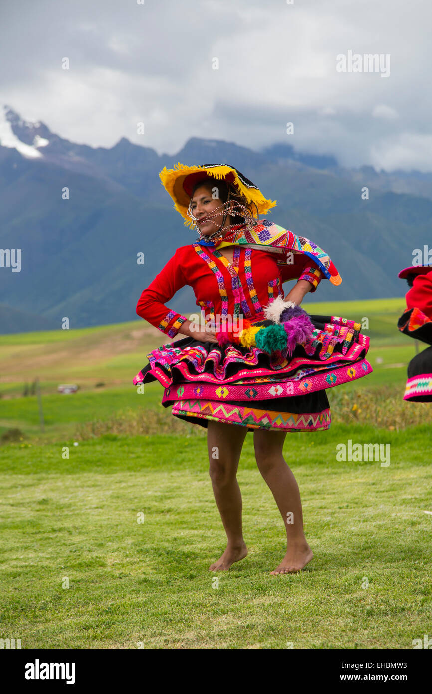 Peru traditional dress hi-res stock photography and images - Alamy