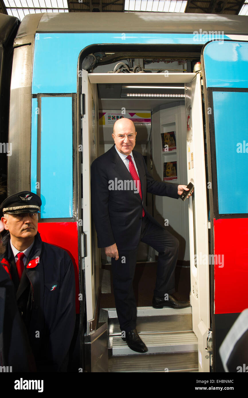 taly. Milan, Trenitalia presents its new livery train FrecciaRossa Rho ...