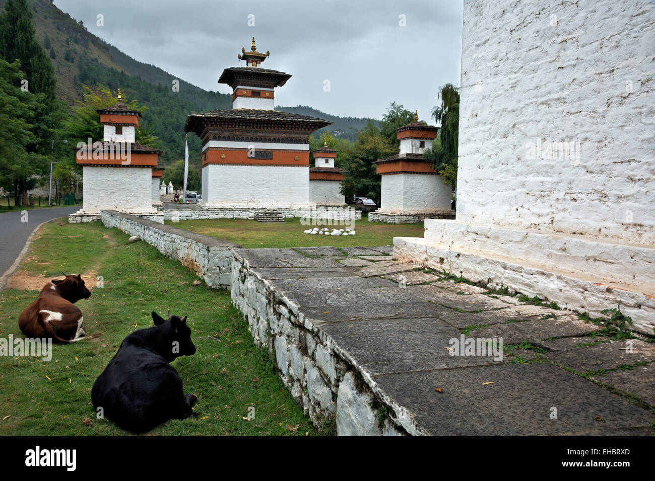 BU00311-00...BHUTAN - The Five Chortens welcome visitors to the town of ...