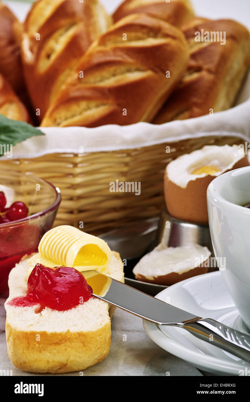 Brotchen korb hi-res stock photography and images - Alamy