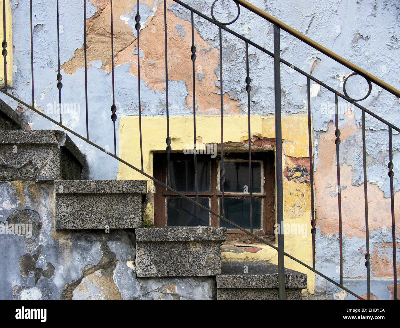 Crumbled house hi-res stock photography and images - Alamy