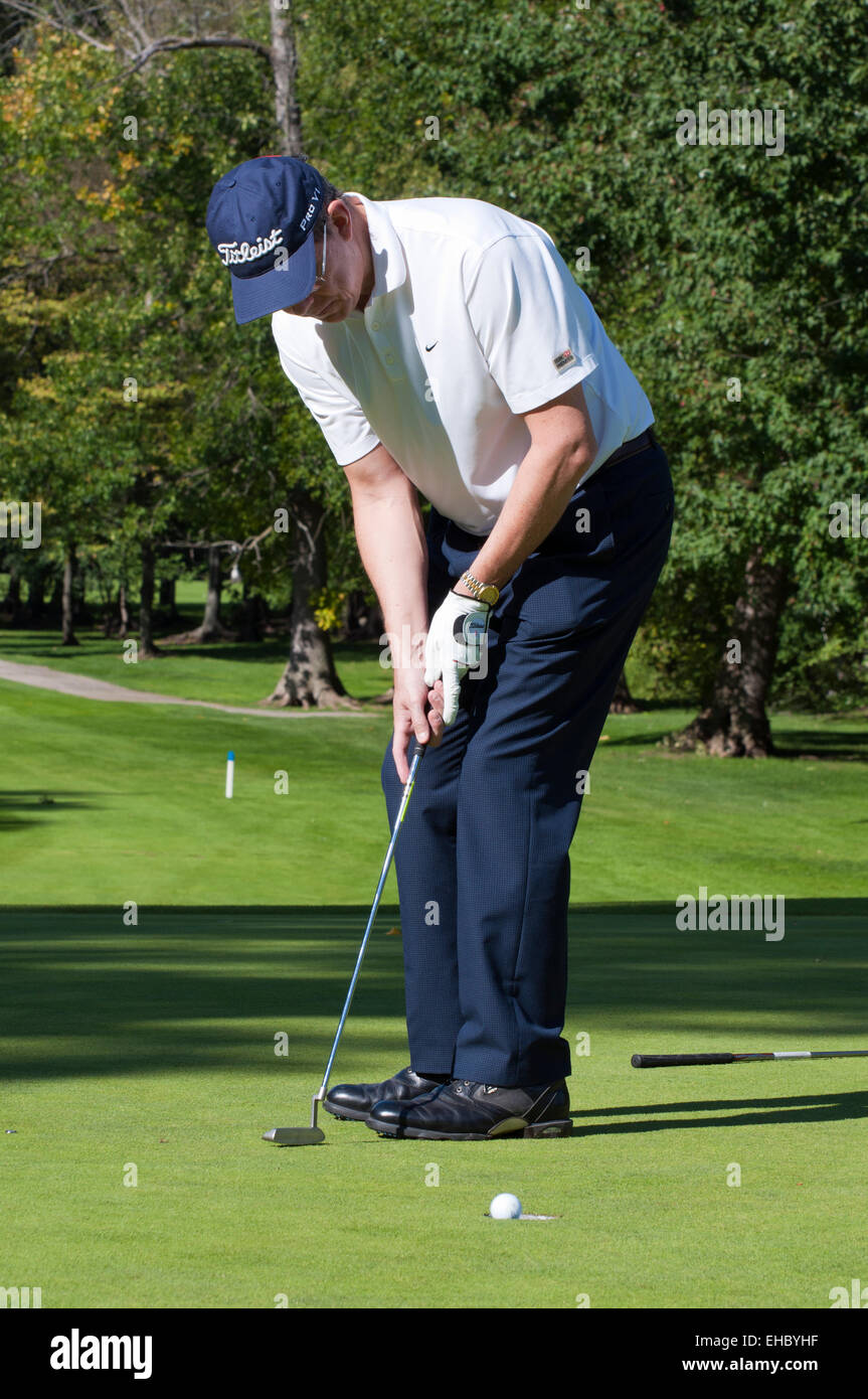 Golfer sinking a putt Stock Photo - Alamy