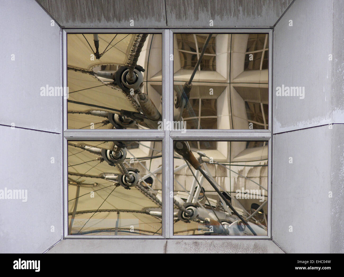 Window mirroring hi-res stock photography and images - Alamy