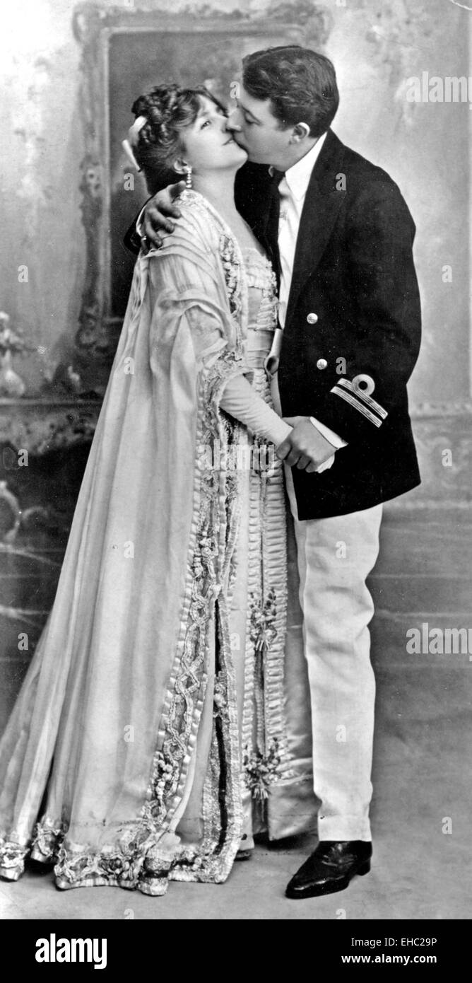 1900s couple embrace Black and White Stock Photos & Images - Alamy