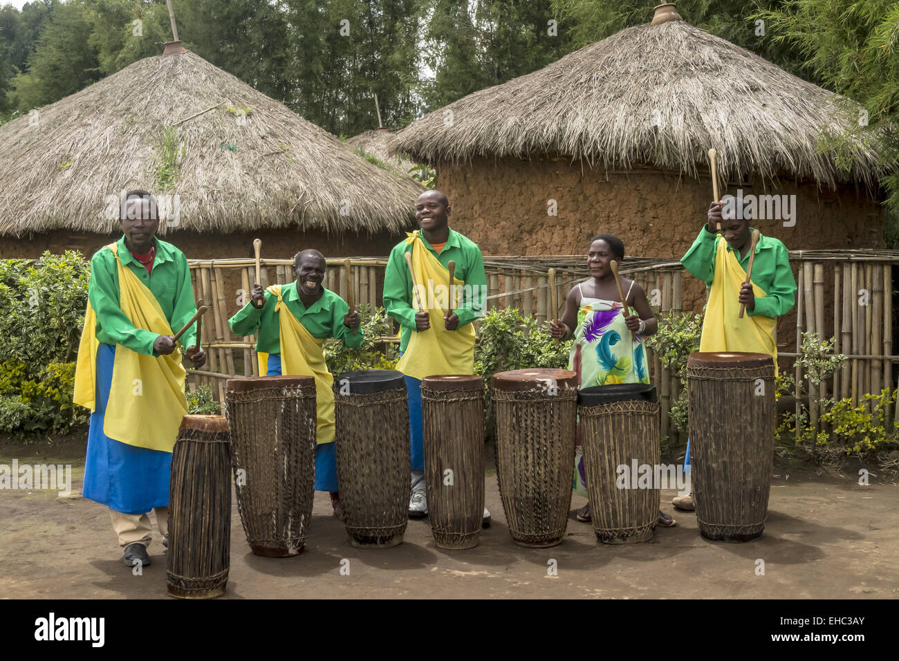 Masai dancers with drums hi-res stock photography and images - Alamy