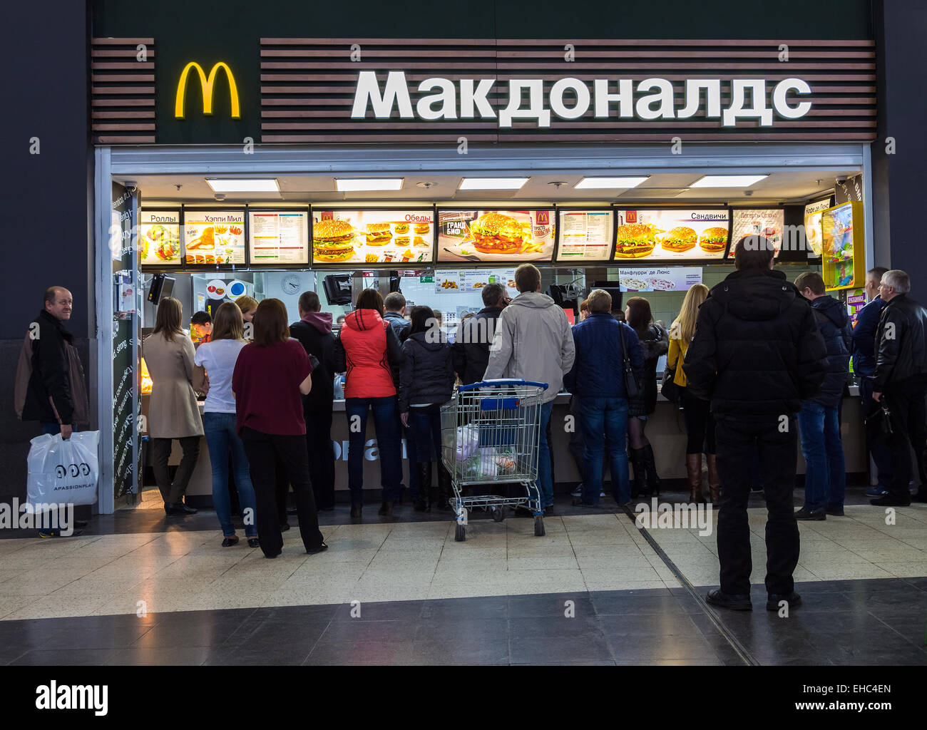 Mcdonalds food preparation hi-res stock photography and images - Alamy
