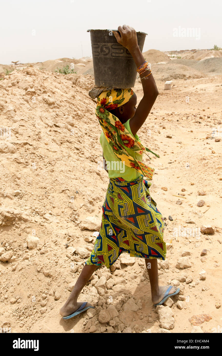KOMOBANGAU, TILLABERI PROVINCE, NIGER: Fatimata Ali, 14 with her ...