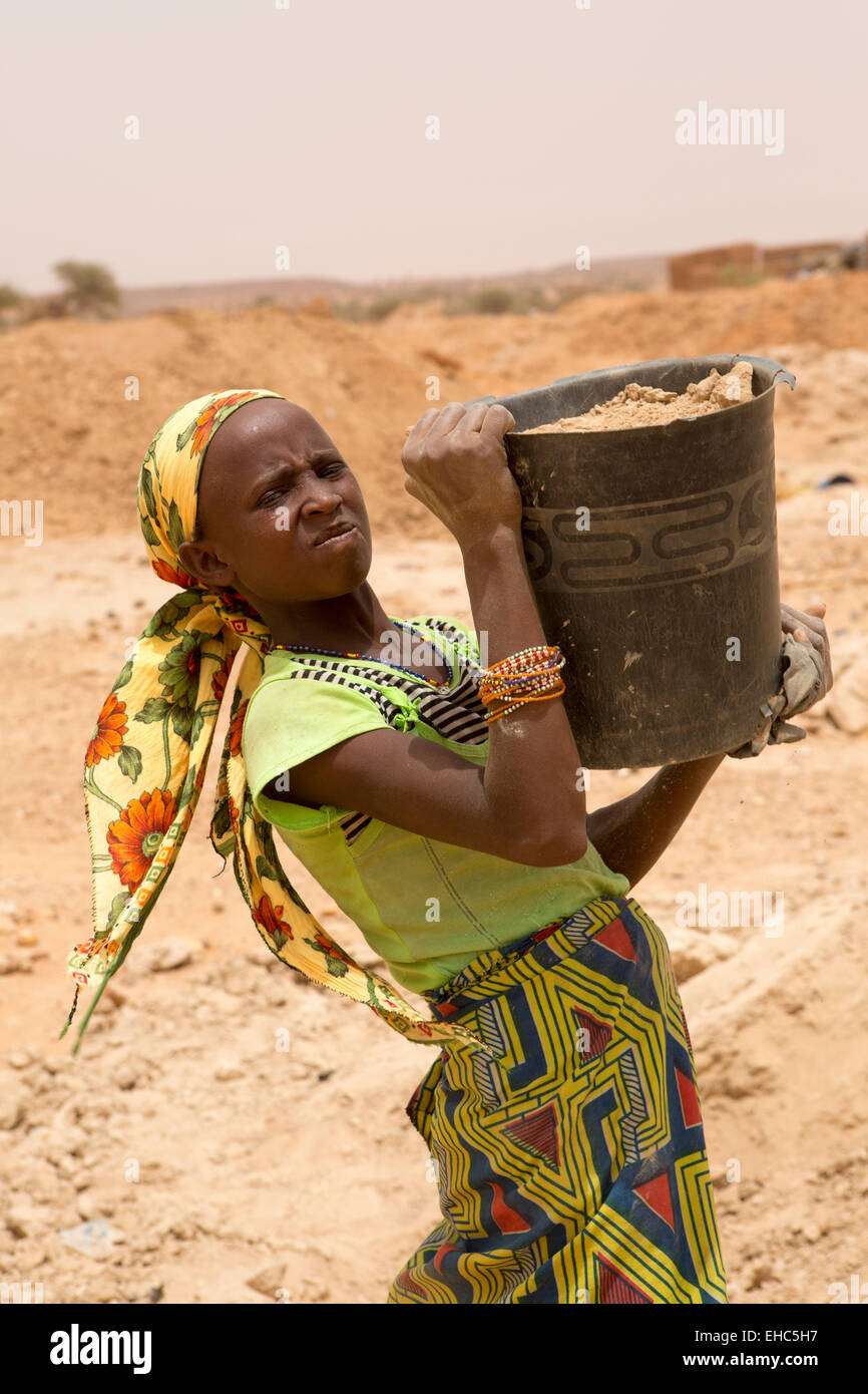 KOMOBANGAU, TILLABERI PROVINCE, NIGER: Fatimata Ali, 14 with her ...