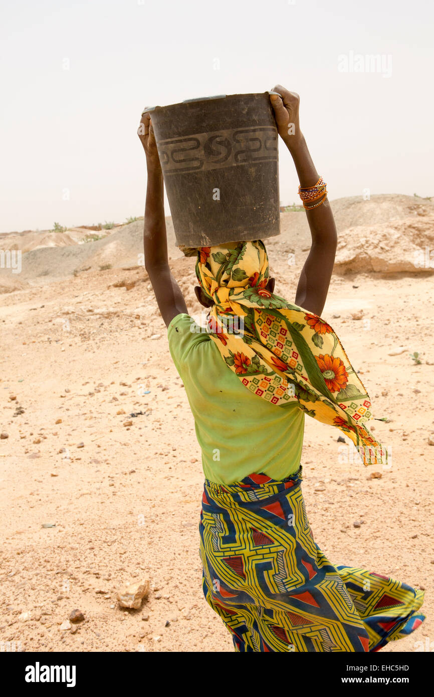 KOMOBANGAU, TILLABERI PROVINCE, NIGER: Fatimata Ali, 14 with her ...
