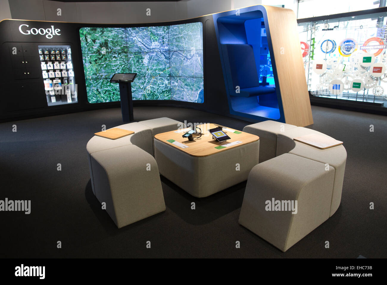 Technology stores hi-res stock photography and images - Alamy