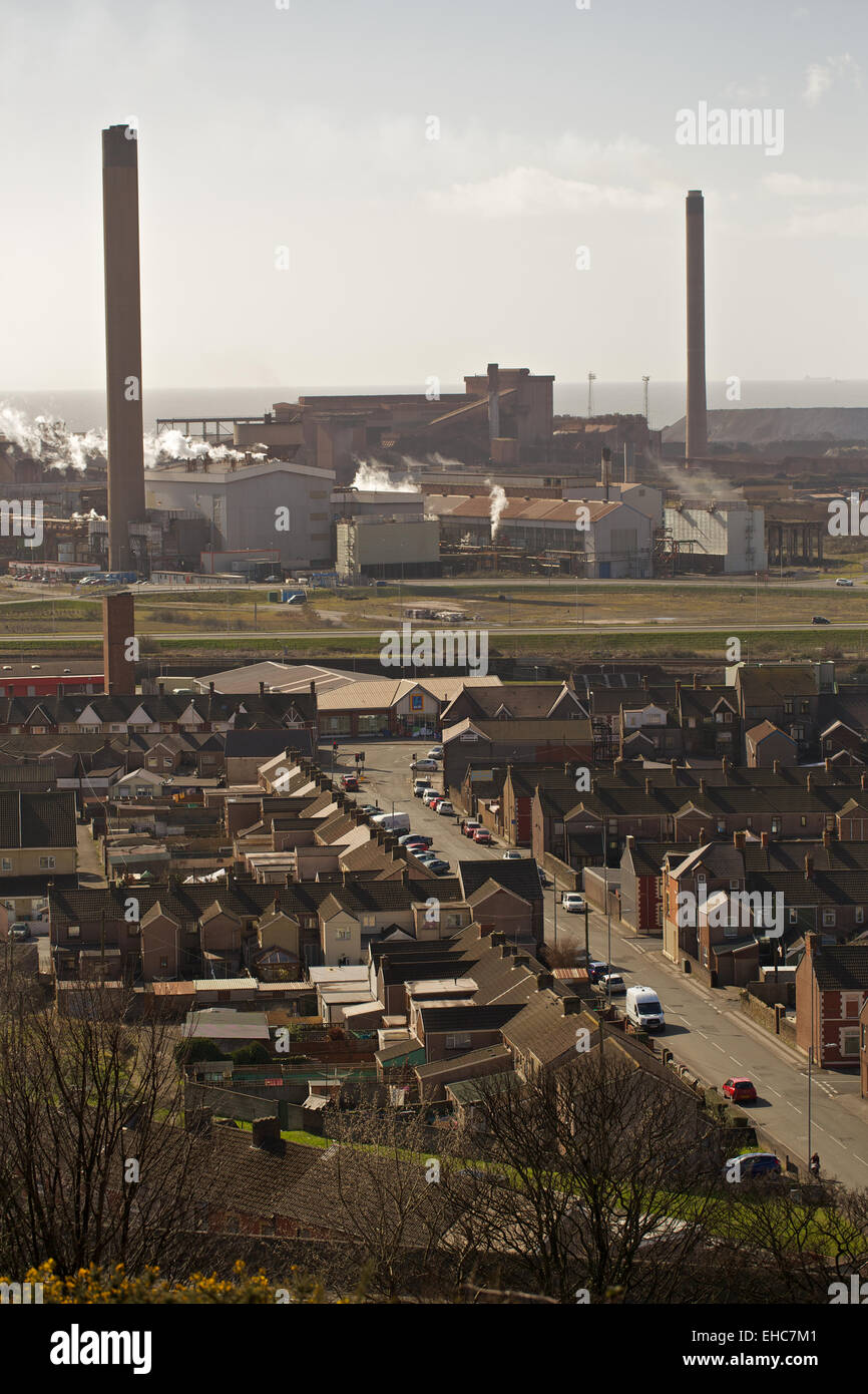 Port Talbot Steelworks, Port Talbot, homes and washing in foreground ...