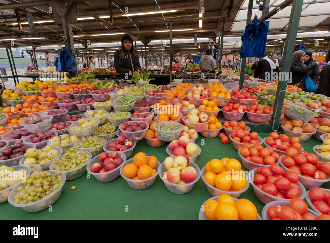 Fruit stall selling oranges, apples and tomatoes. Birmingham market, UK ...