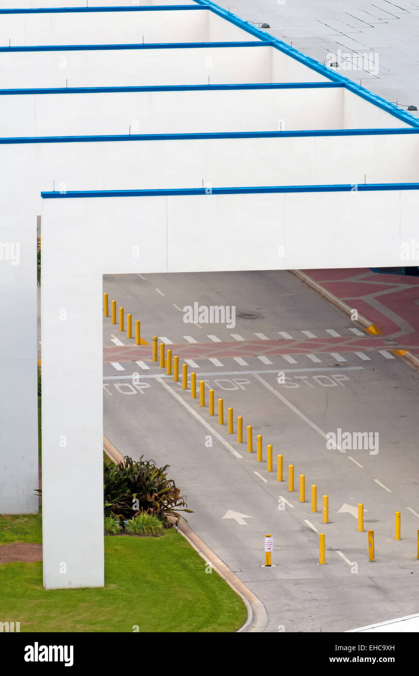 Airport outside hi-res stock photography and images - Alamy