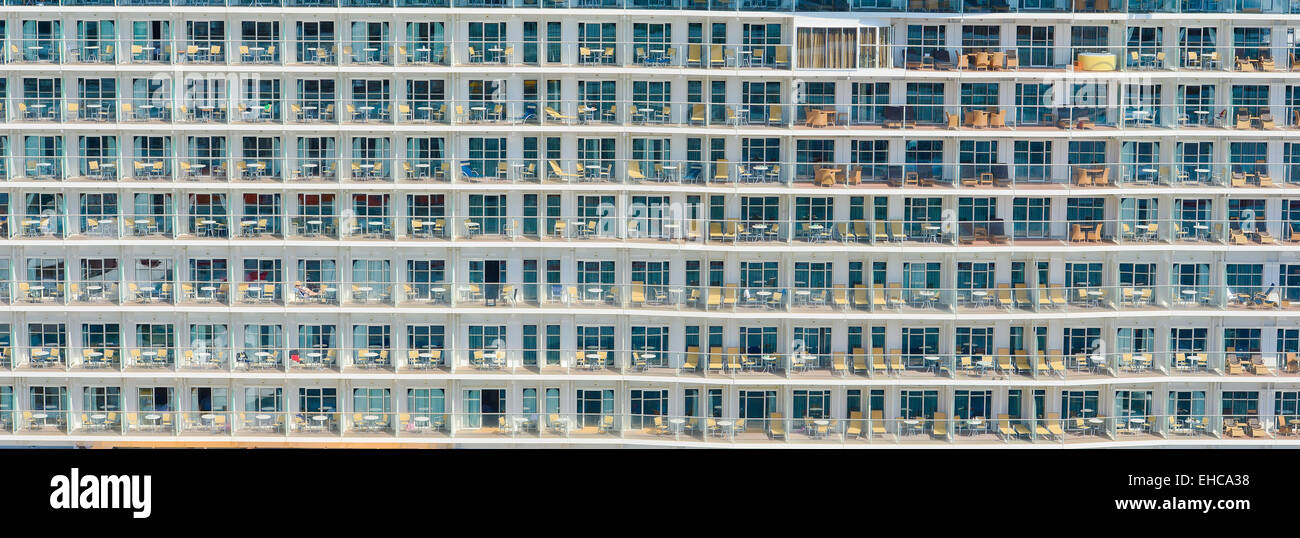 Side view of cruise ship Stock Photo - Alamy