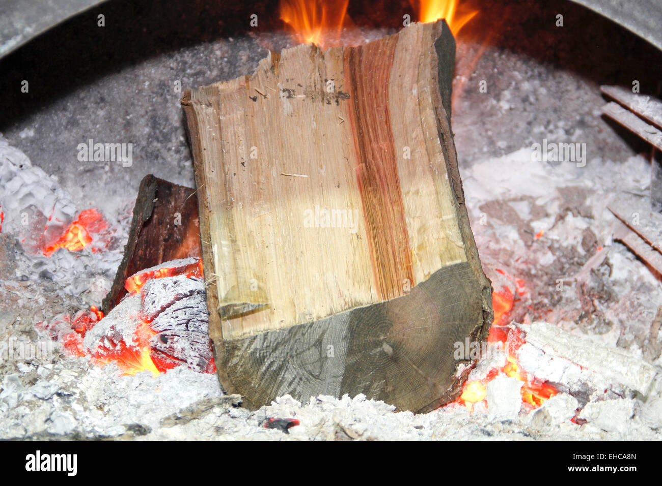 Broken log hi-res stock photography and images - Alamy