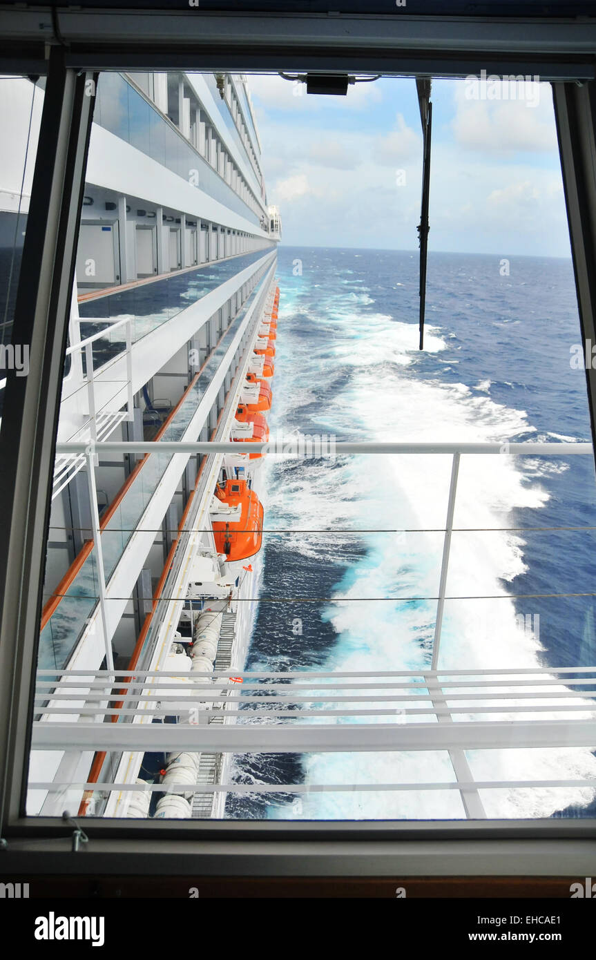 Large cruise ship ocean center hi-res stock photography and images - Alamy