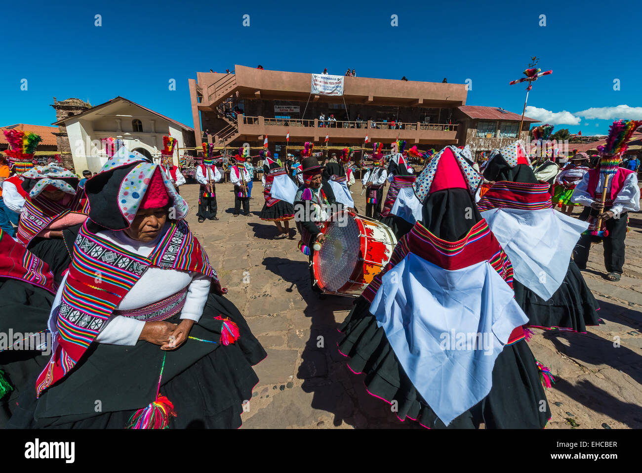Peruvian men in traditional clothing hi-res stock photography and ...