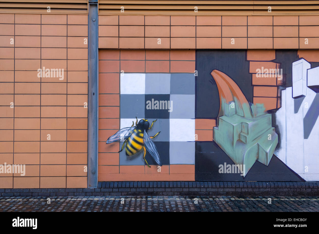 Bee mural hi-res stock photography and images - Alamy