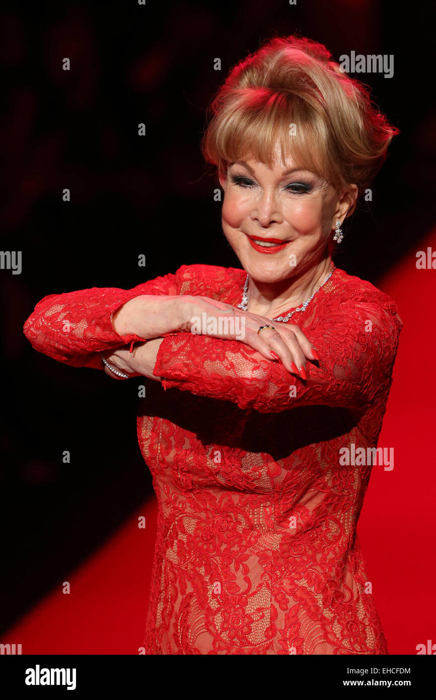 Barbara eden walks runway go hi-res stock photography and images - Alamy