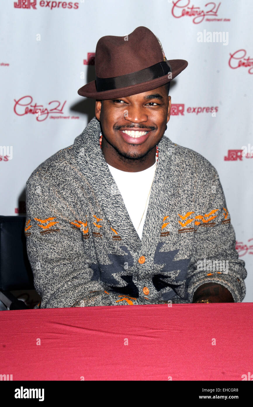 Ne-Yo signs copies of his new album 'Non-Fiction' at the J&R Express ...