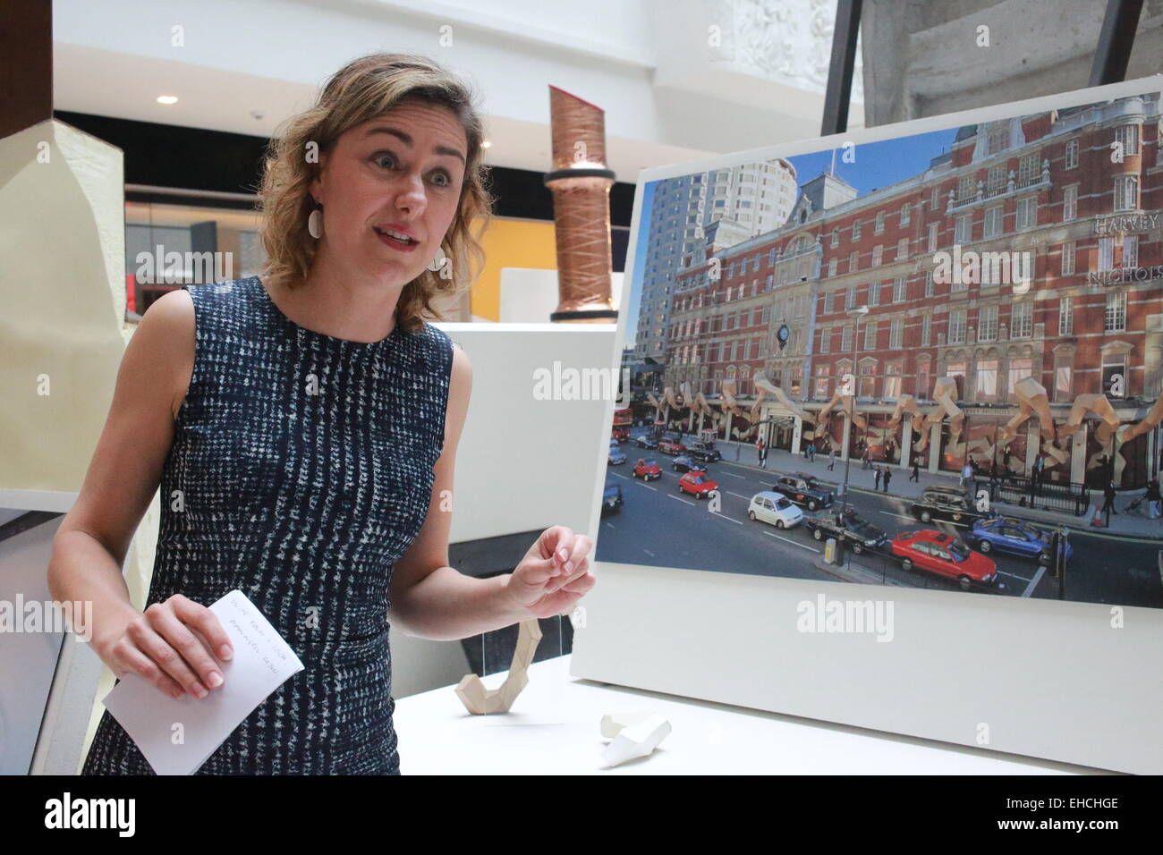 (150312) -- SINGAPORE, March 12, 2015 (Xinhua) -- Kate Goodwin, curator ...