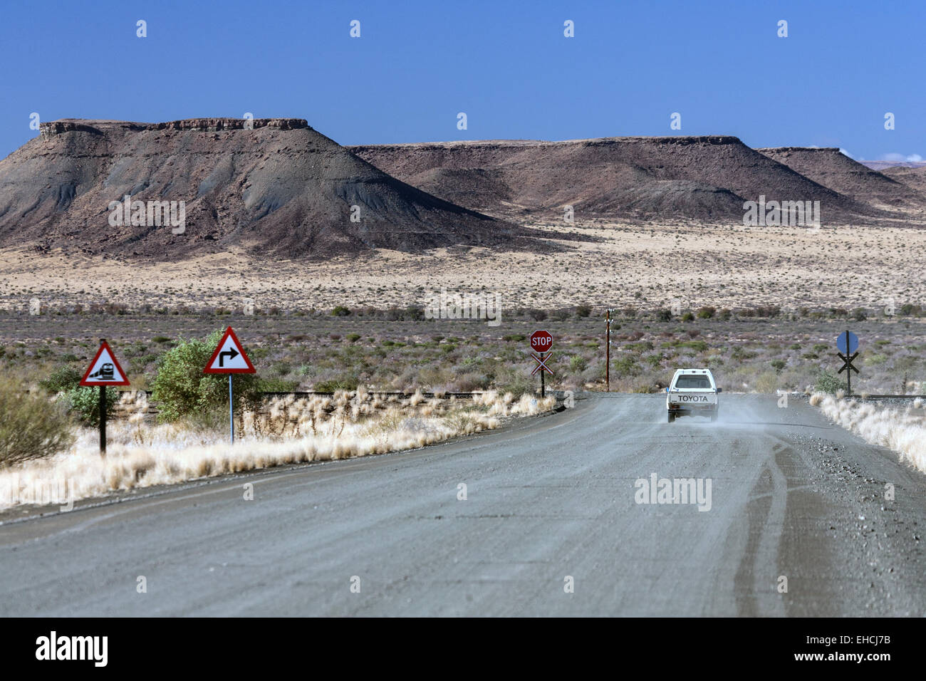 Piste D545, railroad crossing of the railway line from Keetmanshoop to ...
