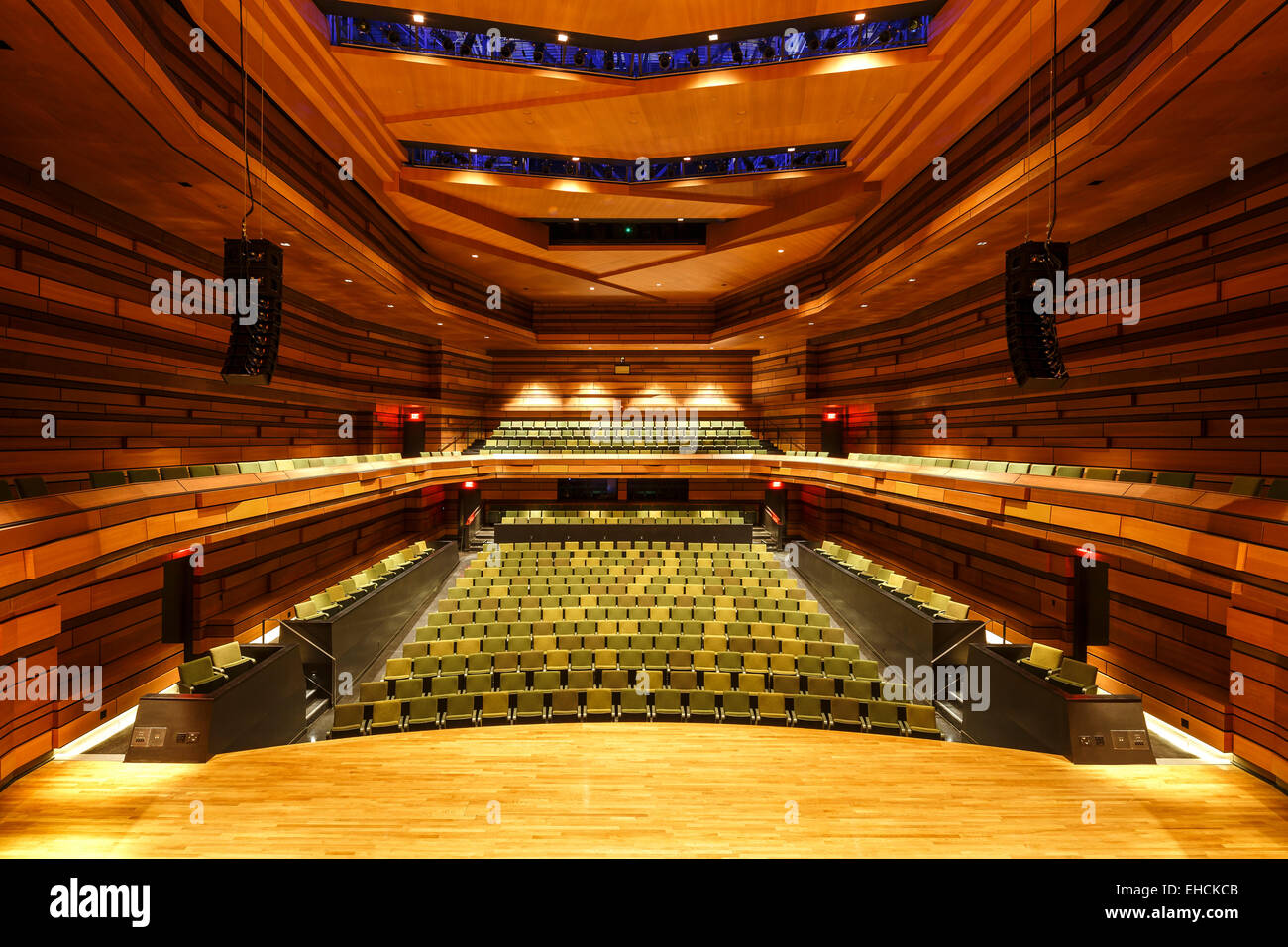 Performing arts stage hi-res stock photography and images - Alamy