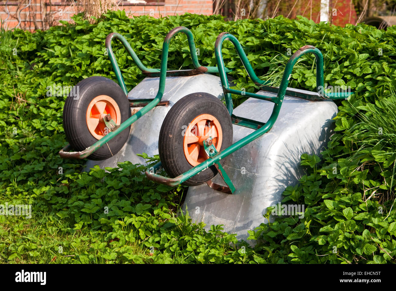 Schubkarre garten hi-res stock photography and images - Alamy