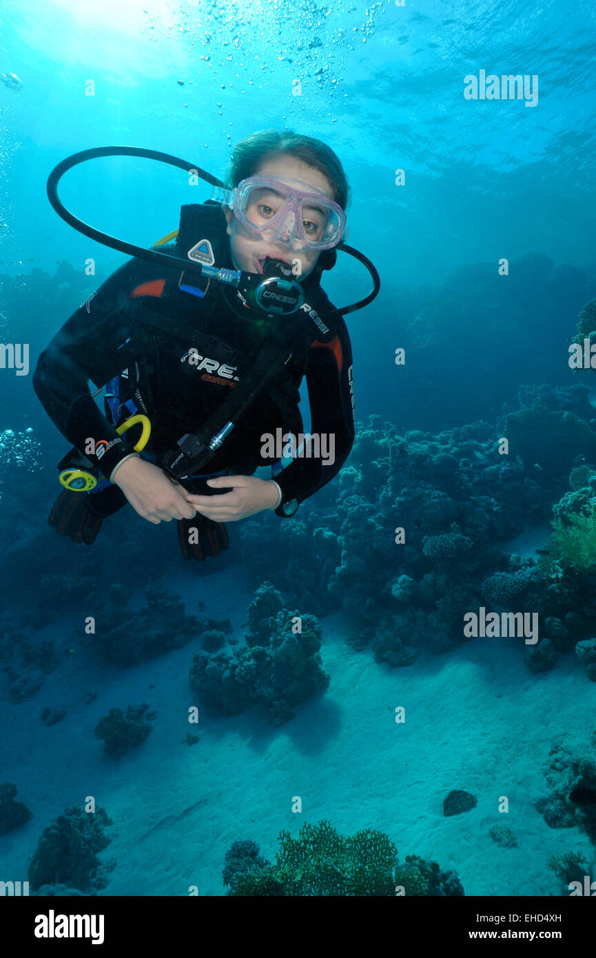 Scuba diving girl hi-res stock photography and images - Alamy