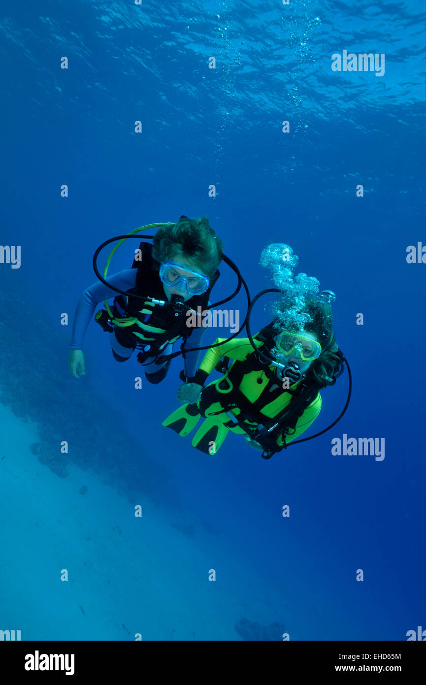 Mother and son diving Stock Photo - Alamy