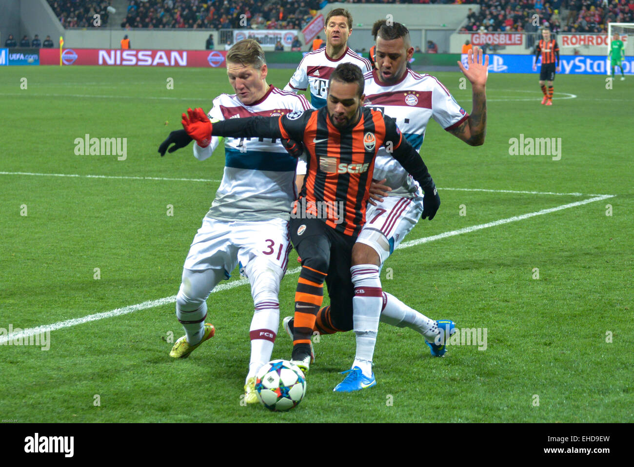 Alex Teixeira and Bayern players during the match between FC Shakhtar ...