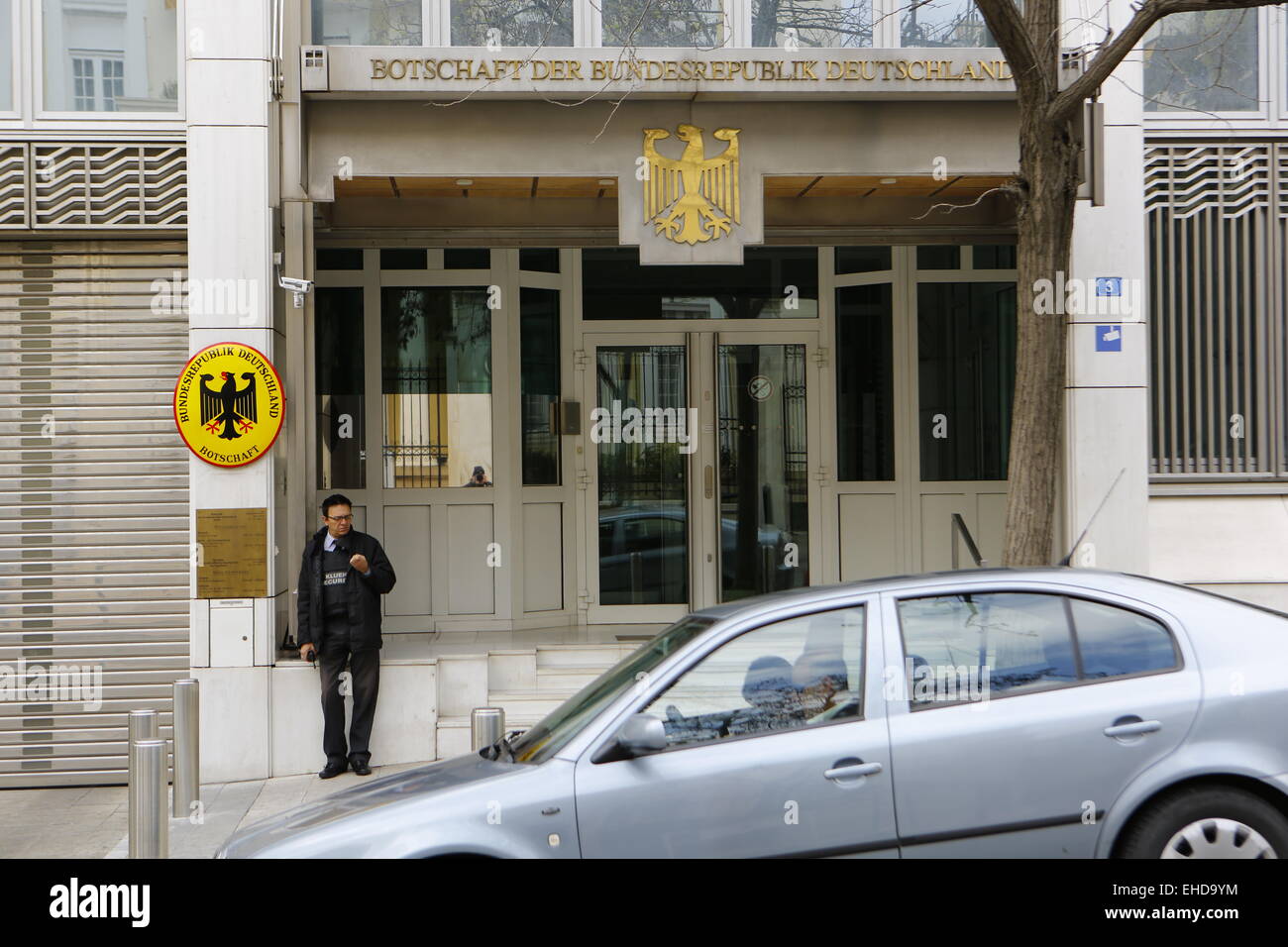 Picture of the German Embassy in Athens. The Greek Government threatens ...