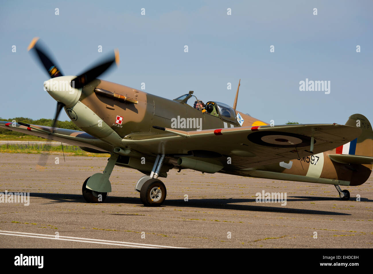 Spitfire mkvb bm597 hi-res stock photography and images - Alamy