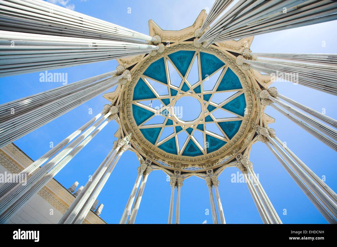 columns and circle on top Stock Photo - Alamy