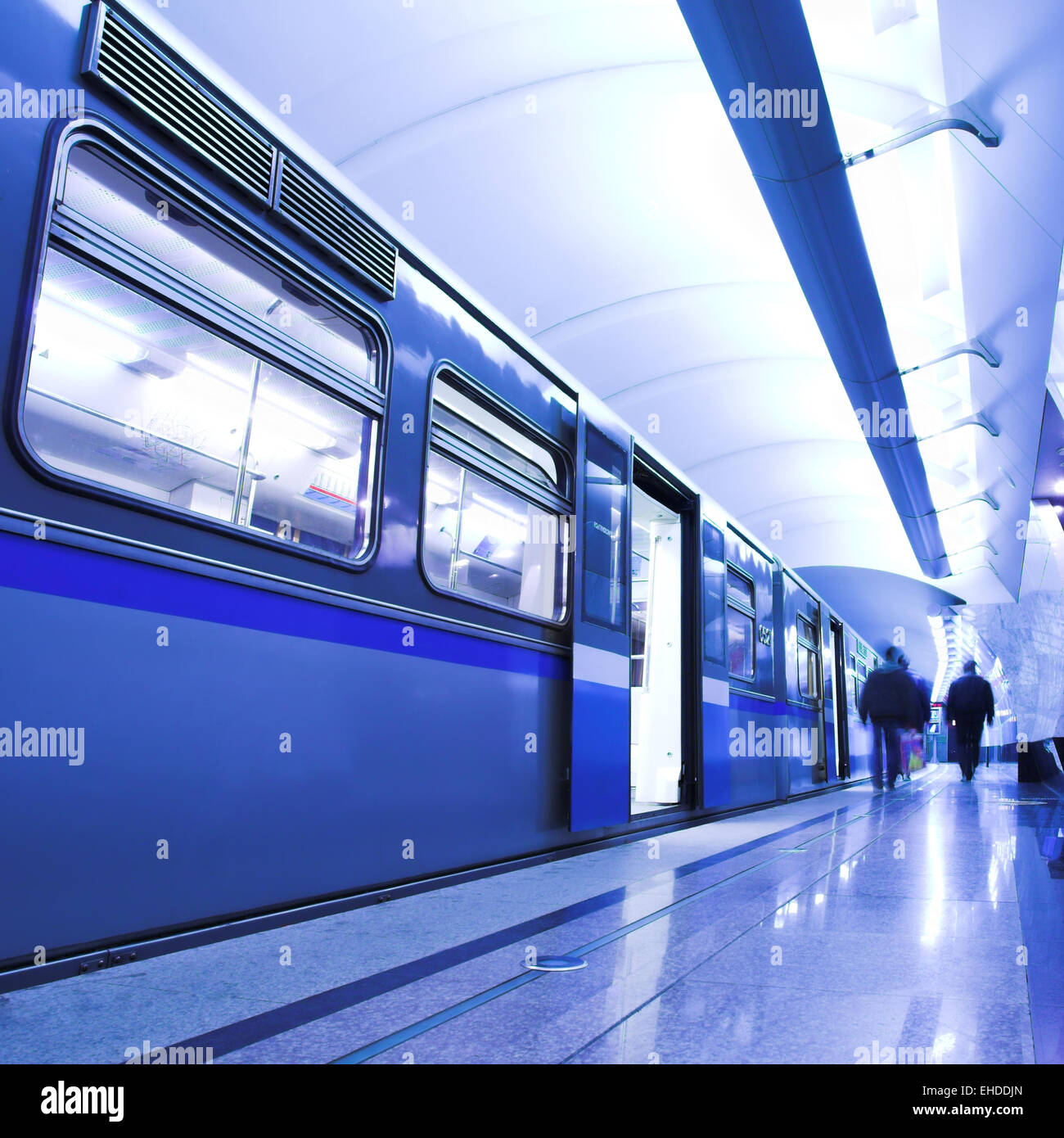 Fast platform hi-res stock photography and images - Alamy