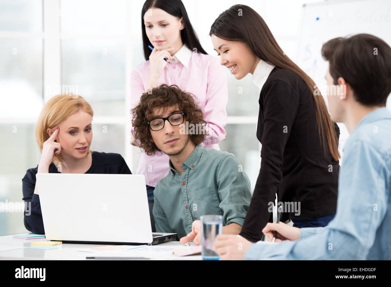 Team working at laptop hi-res stock photography and images - Alamy