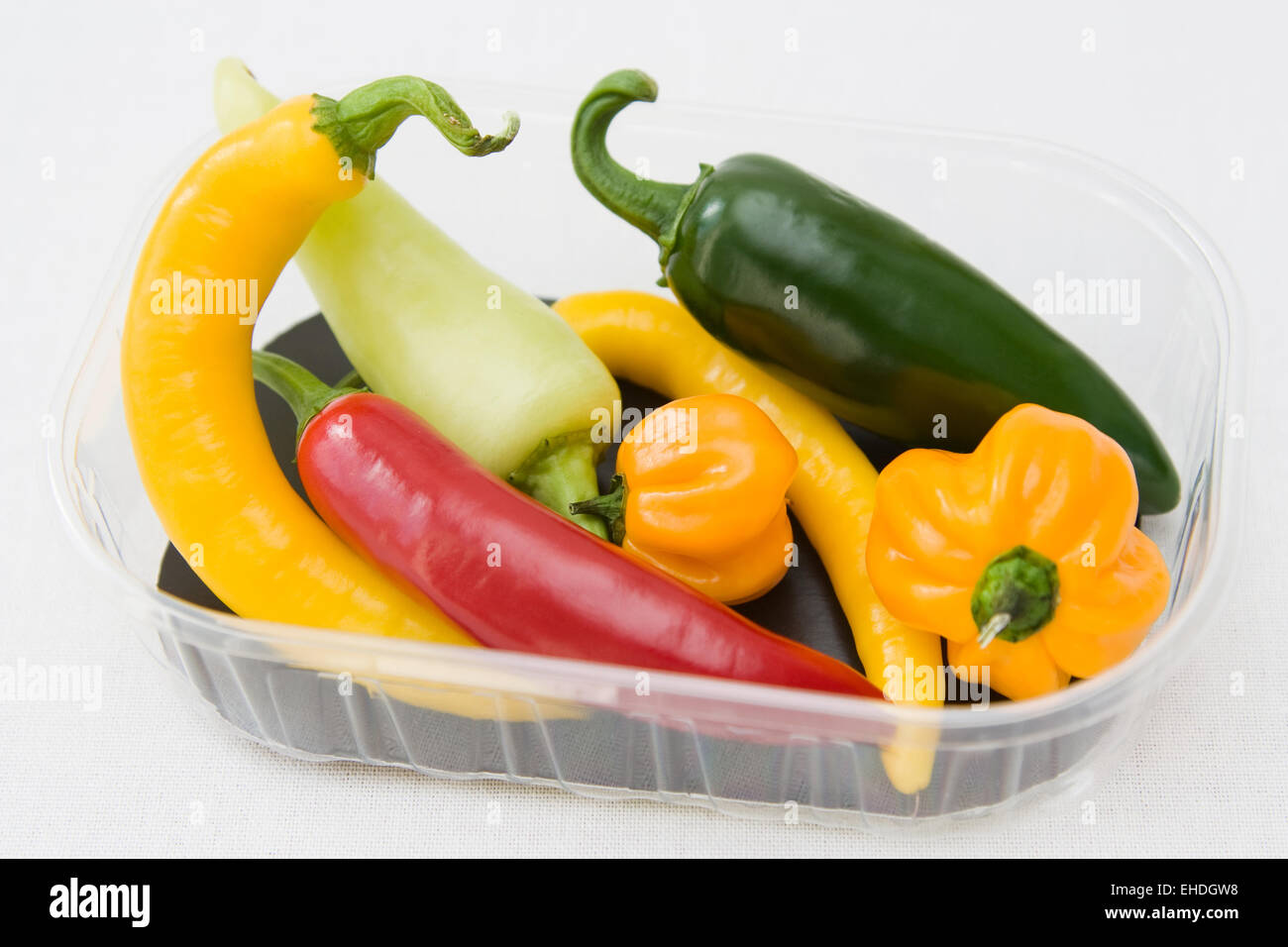 Box fresh red chillies hi-res stock photography and images - Alamy