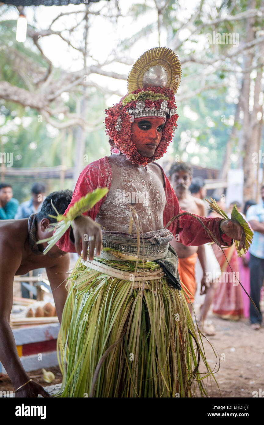 Theyyam mask hi-res stock photography and images - Alamy