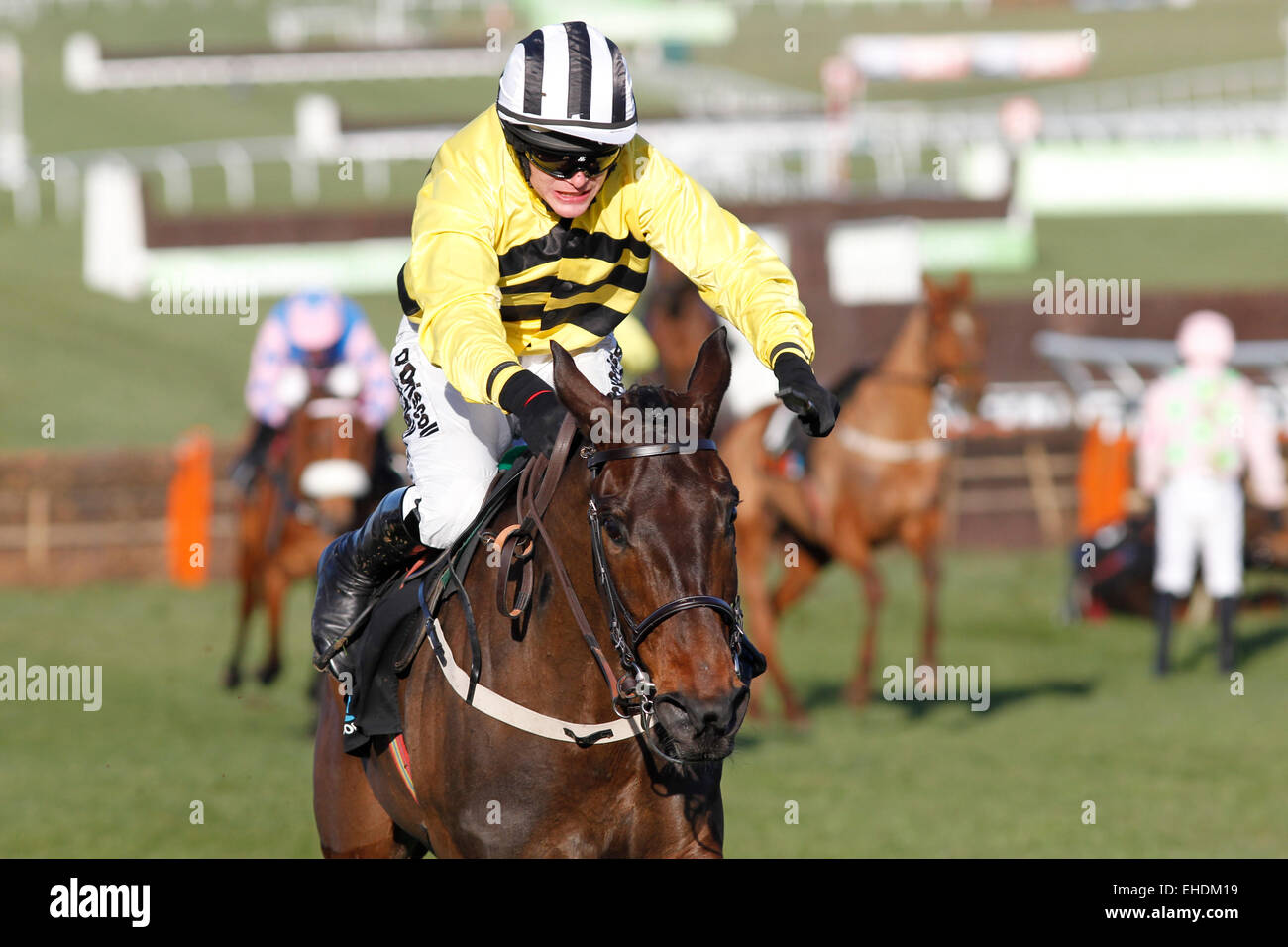 Jockey falling horse racing hi-res stock photography and images - Alamy
