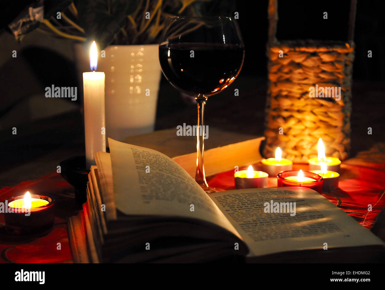 Romantic dining by candlelight Stock Photo - Alamy
